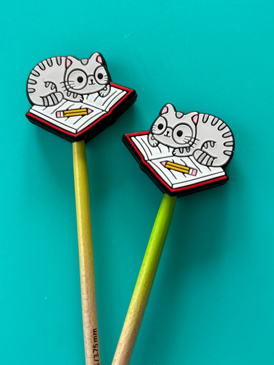 Stitch Stopper Reading Cat – Sweet Pea Fiber